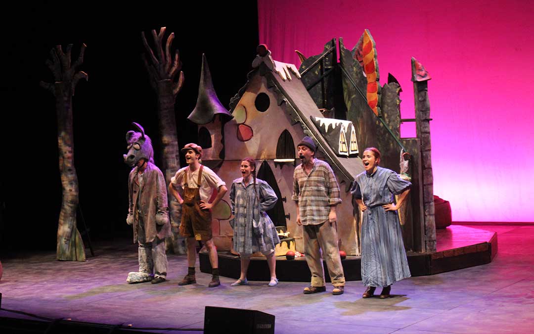 Hansel y Gretel hacen disfrutar a niños y mayores en Alcañiz