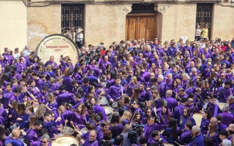 Revive el directo | Miles de tambores y bombos rompen la Hora en ...